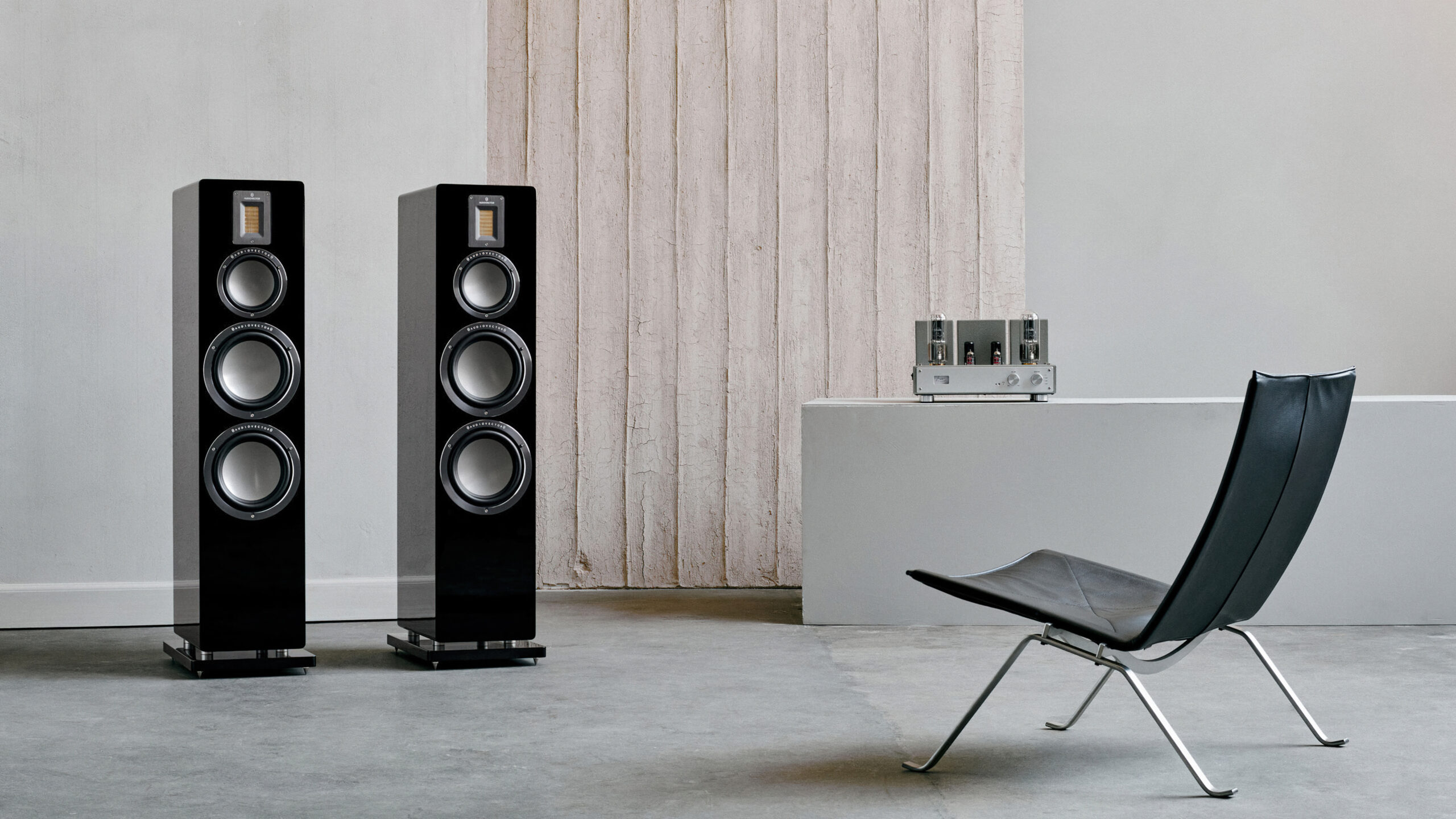 Review: Audiovector QR7 | Glorious Elegant Appearance From Huge Giants