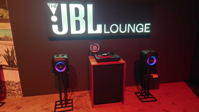 CES 2023: JBL Spinner BT - The First Bluetooth Turntable